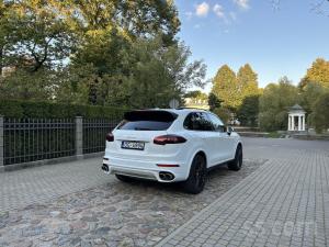 White Porsche Cayenne 2017 in Liepaja, with an engine capacity of 3.00 L and mileage of 170 thousand km for 36999 €, photo 4 on AUTOMOTO.COM.LV