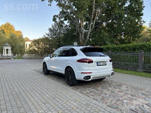 White Porsche Cayenne 2017 in Liepaja, with an engine capacity of 3.00 L and mileage of 170 thousand km for 36999 €, photo 5 on AUTOMOTO.COM.LV