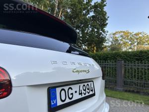 White Porsche Cayenne 2017 in Liepaja, with an engine capacity of 3.00 L and mileage of 170 thousand km for 36999 €, photo 6 on AUTOMOTO.COM.LV