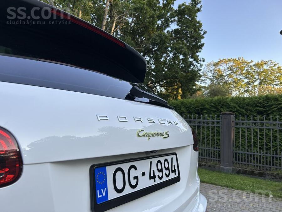White Porsche Cayenne 2017 in Liepaja, with an engine capacity of 3.00 L and mileage of 170 thousand km for 36999 €, photo 6 on AUTOMOTO.COM.LV