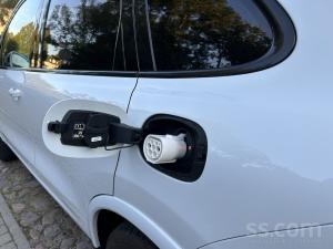 White Porsche Cayenne 2017 in Liepaja, with an engine capacity of 3.00 L and mileage of 170 thousand km for 36999 €, photo 9 on AUTOMOTO.COM.LV