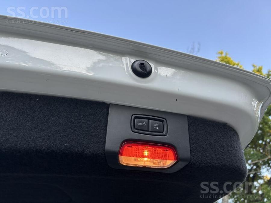 White Porsche Cayenne 2017 in Liepaja, with an engine capacity of 3.00 L and mileage of 170 thousand km for 36999 €, photo 10 on AUTOMOTO.COM.LV