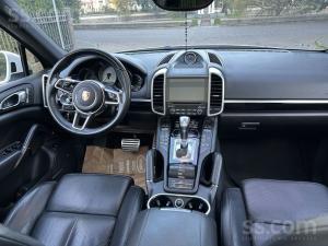 White Porsche Cayenne 2017 in Liepaja, with an engine capacity of 3.00 L and mileage of 170 thousand km for 36999 €, photo 13 on AUTOMOTO.COM.LV