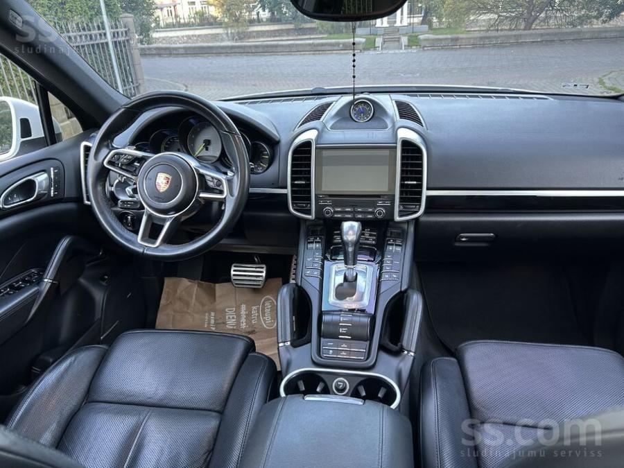 White Porsche Cayenne 2017 in Liepaja, with an engine capacity of 3.00 L and mileage of 170 thousand km for 36999 €, photo 13 on AUTOMOTO.COM.LV