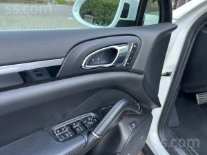 White Porsche Cayenne 2017 in Liepaja, with an engine capacity of 3.00 L and mileage of 170 thousand km for 36999 €, photo 17 on AUTOMOTO.COM.LV