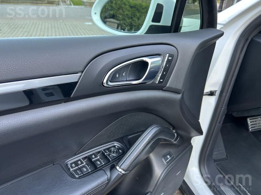 White Porsche Cayenne 2017 in Liepaja, with an engine capacity of 3.00 L and mileage of 170 thousand km for 36999 €, photo 17 on AUTOMOTO.COM.LV