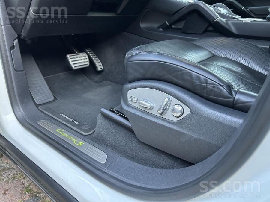 White Porsche Cayenne 2017 in Liepaja, with an engine capacity of 3.00 L and mileage of 170 thousand km for 36999 €, photo 18 on AUTOMOTO.COM.LV