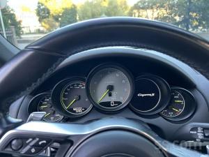 White Porsche Cayenne 2017 in Liepaja, with an engine capacity of 3.00 L and mileage of 170 thousand km for 36999 €, photo 19 on AUTOMOTO.COM.LV