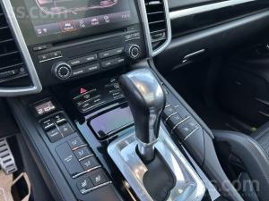 White Porsche Cayenne 2017 in Liepaja, with an engine capacity of 3.00 L and mileage of 170 thousand km for 36999 €, photo 21 on AUTOMOTO.COM.LV