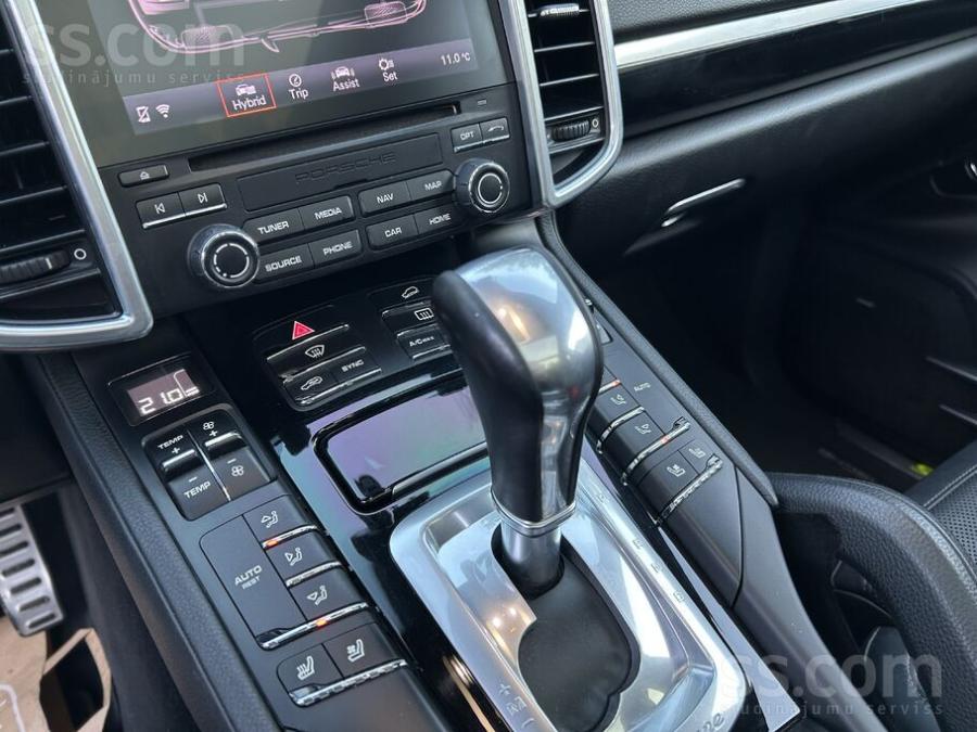 White Porsche Cayenne 2017 in Liepaja, with an engine capacity of 3.00 L and mileage of 170 thousand km for 36999 €, photo 21 on AUTOMOTO.COM.LV