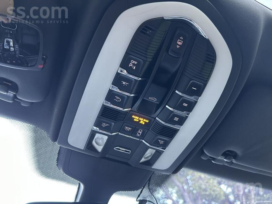 White Porsche Cayenne 2017 in Liepaja, with an engine capacity of 3.00 L and mileage of 170 thousand km for 36999 €, photo 22 on AUTOMOTO.COM.LV