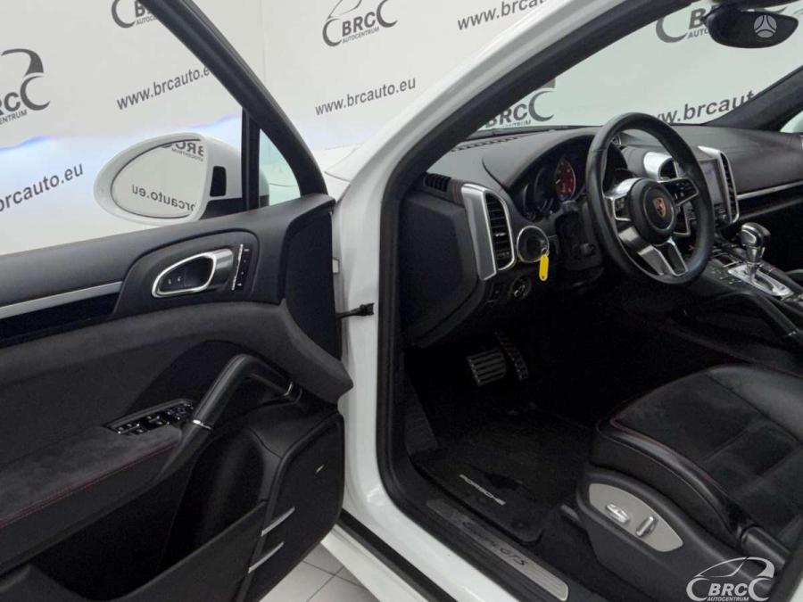 Balts Porsche Cayenne 2017 Viļņa, ar dzinēja tilpumu 3.60 L un nobraukumu 74 tūkst. km par 33900 €, foto 24 vietnē AUTOMOTO.COM.LV