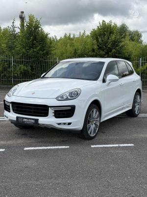 White Porsche Cayenne 2017 in Kedainiai, with an engine capacity of 3.60 L and mileage of 132 thousand km for 23990 €, photo  on AUTOMOTO.COM.LV