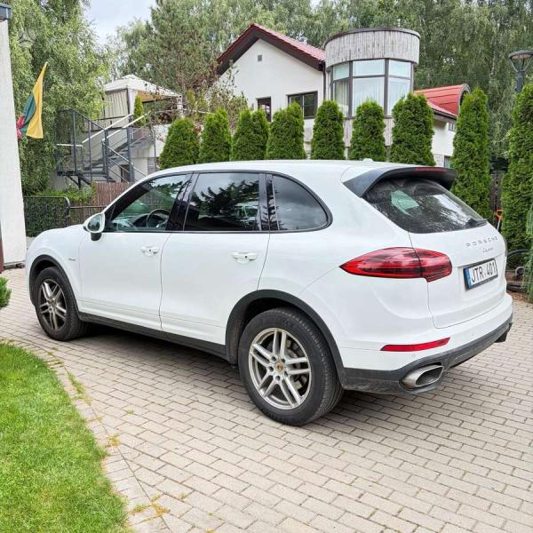 White Porsche Cayenne 2017 in Vilnius, with an engine capacity of 2.97 L and mileage of 176 thousand km for 25000 €, photo 1 on AUTOMOTO.COM.LV