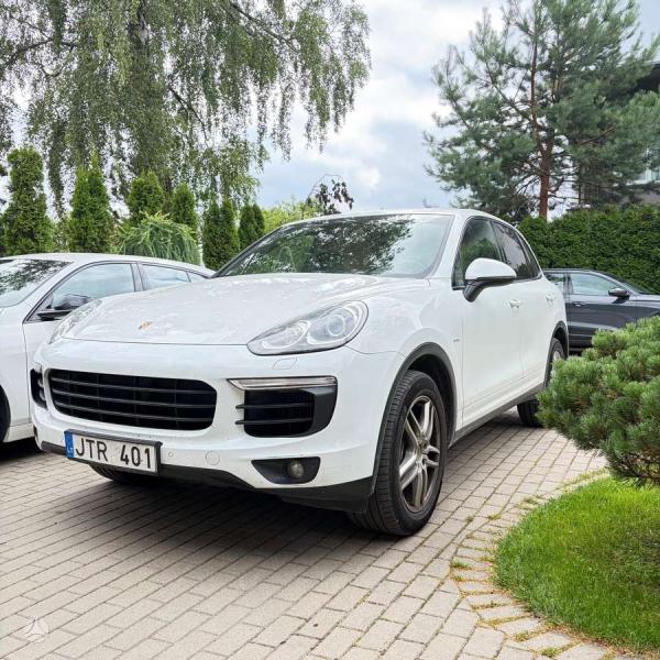 White Porsche Cayenne 2017 in Vilnius, with an engine capacity of 2.97 L and mileage of 176 thousand km for 25000 €, photo 2 on AUTOMOTO.COM.LV