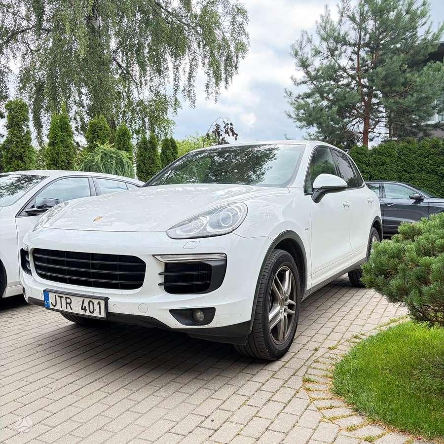 Balts Porsche Cayenne 2017 Viļņa, ar dzinēja tilpumu 2.97 L un nobraukumu 176 tūkst. km par 25000 €, foto 3 vietnē AUTOMOTO.COM.LV