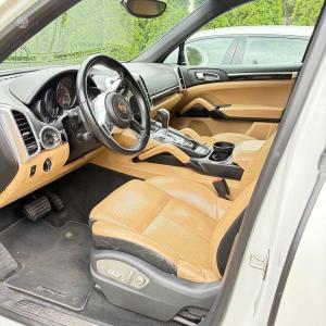 Balts Porsche Cayenne 2017 Viļņa, ar dzinēja tilpumu 2.97 L un nobraukumu 176 tūkst. km par 25000 €, foto 4 vietnē AUTOMOTO.COM.LV