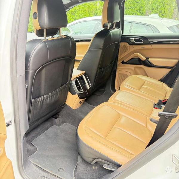 White Porsche Cayenne 2017 in Vilnius, with an engine capacity of 2.97 L and mileage of 176 thousand km for 25000 €, photo 4 on AUTOMOTO.COM.LV
