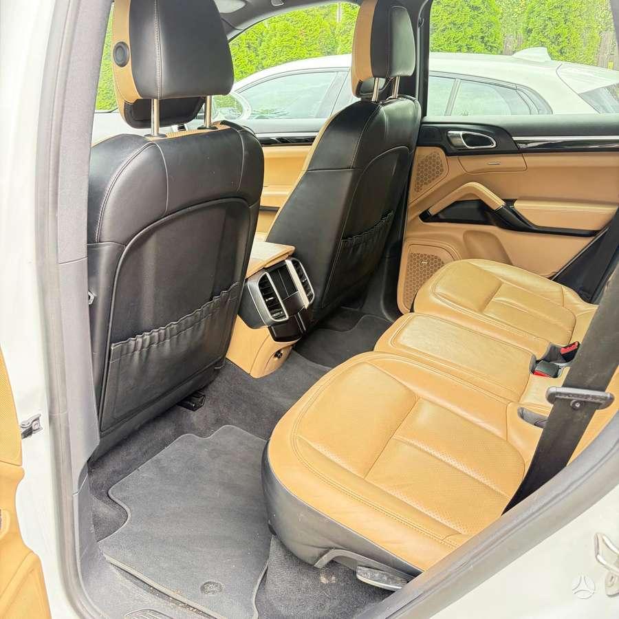 Balts Porsche Cayenne 2017 Viļņa, ar dzinēja tilpumu 2.97 L un nobraukumu 176 tūkst. km par 25000 €, foto 5 vietnē AUTOMOTO.COM.LV
