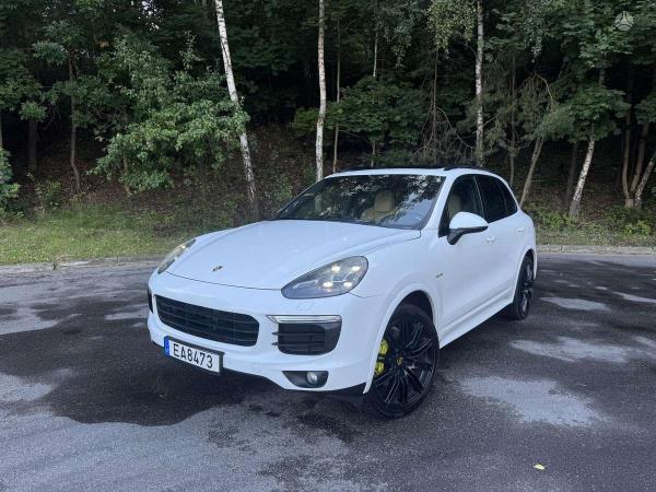 White Porsche Cayenne 2017 in Vilnius, with an engine capacity of 3.00 L and mileage of 164 thousand km for 26500 €, photo 1 on AUTOMOTO.COM.LV
