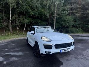 White Porsche Cayenne 2017 in Vilnius, with an engine capacity of 3.00 L and mileage of 164 thousand km for 26500 €, photo 3 on AUTOMOTO.COM.LV