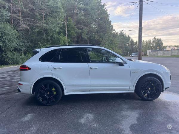 White Porsche Cayenne 2017 in Vilnius, with an engine capacity of 3.00 L and mileage of 164 thousand km for 26500 €, photo 4 on AUTOMOTO.COM.LV