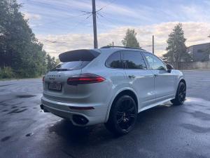 White Porsche Cayenne 2017 in Vilnius, with an engine capacity of 3.00 L and mileage of 164 thousand km for 26500 €, photo 5 on AUTOMOTO.COM.LV