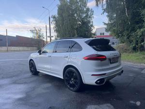 White Porsche Cayenne 2017 in Vilnius, with an engine capacity of 3.00 L and mileage of 164 thousand km for 26500 €, photo 6 on AUTOMOTO.COM.LV