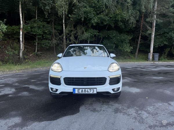 White Porsche Cayenne 2017 in Vilnius, with an engine capacity of 3.00 L and mileage of 164 thousand km for 26500 €, photo 7 on AUTOMOTO.COM.LV
