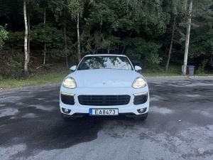 White Porsche Cayenne 2017 in Vilnius, with an engine capacity of 3.00 L and mileage of 164 thousand km for 26500 €, photo 7 on AUTOMOTO.COM.LV