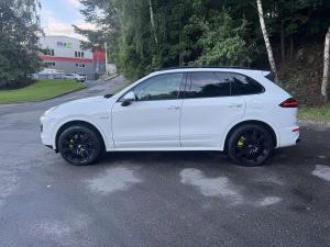 White Porsche Cayenne 2017 in Vilnius, with an engine capacity of 3.00 L and mileage of 164 thousand km for 26500 €, photo 8 on AUTOMOTO.COM.LV