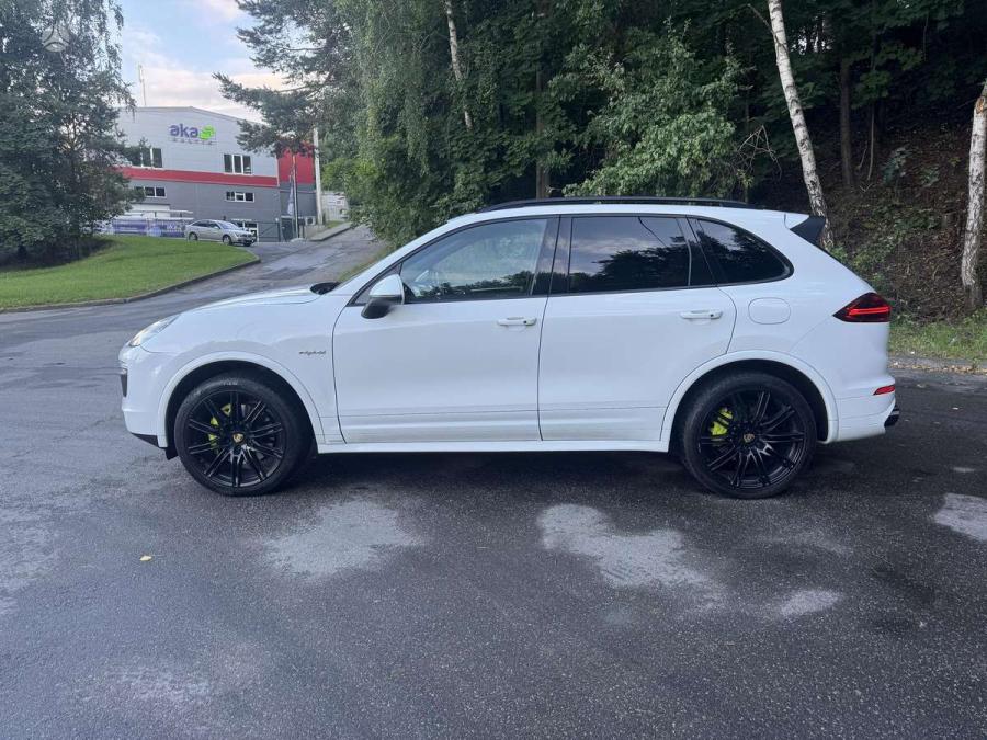White Porsche Cayenne 2017 in Vilnius, with an engine capacity of 3.00 L and mileage of 164 thousand km for 26500 €, photo 8 on AUTOMOTO.COM.LV