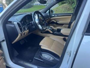 White Porsche Cayenne 2017 in Vilnius, with an engine capacity of 3.00 L and mileage of 164 thousand km for 26500 €, photo 9 on AUTOMOTO.COM.LV