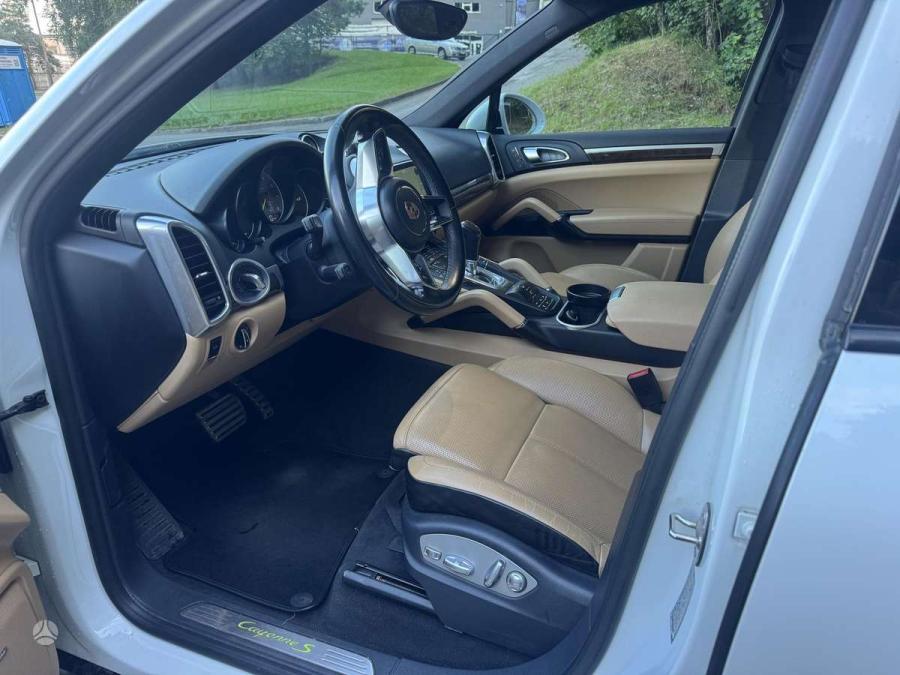 White Porsche Cayenne 2017 in Vilnius, with an engine capacity of 3.00 L and mileage of 164 thousand km for 26500 €, photo 9 on AUTOMOTO.COM.LV