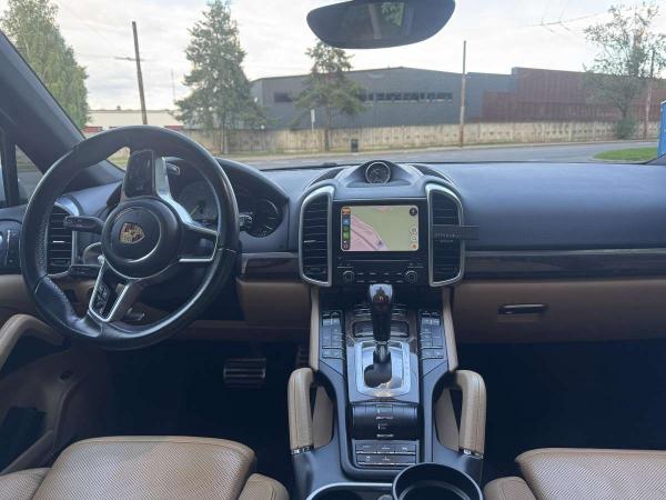 White Porsche Cayenne 2017 in Vilnius, with an engine capacity of 3.00 L and mileage of 164 thousand km for 26500 €, photo 10 on AUTOMOTO.COM.LV
