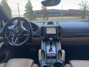 White Porsche Cayenne 2017 in Vilnius, with an engine capacity of 3.00 L and mileage of 164 thousand km for 26500 €, photo 10 on AUTOMOTO.COM.LV