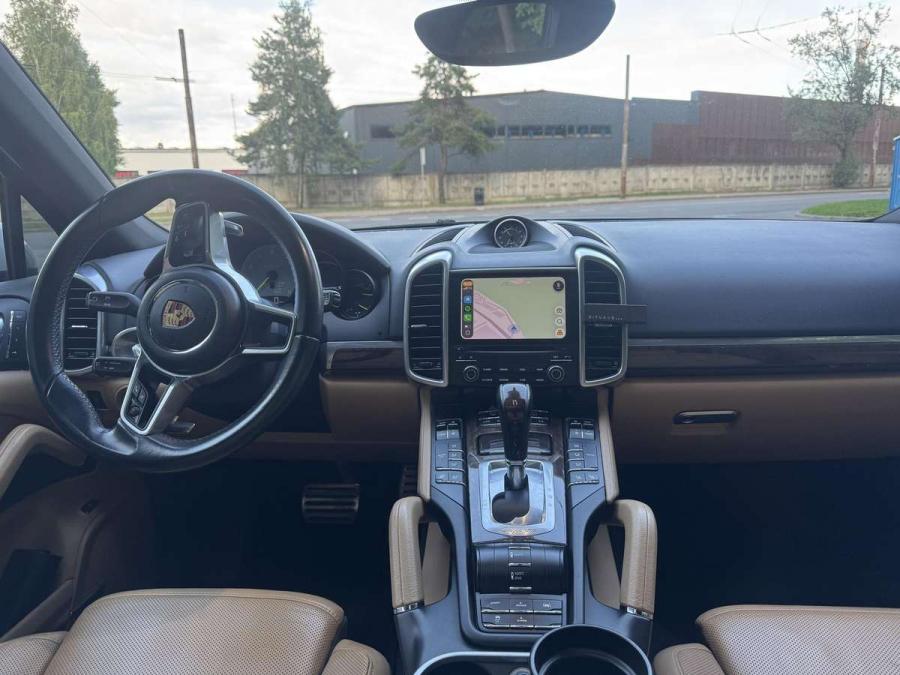White Porsche Cayenne 2017 in Vilnius, with an engine capacity of 3.00 L and mileage of 164 thousand km for 26500 €, photo 10 on AUTOMOTO.COM.LV