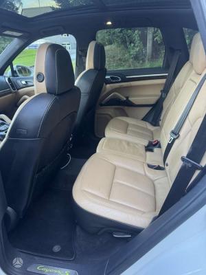 White Porsche Cayenne 2017 in Vilnius, with an engine capacity of 3.00 L and mileage of 164 thousand km for 26500 €, photo 11 on AUTOMOTO.COM.LV