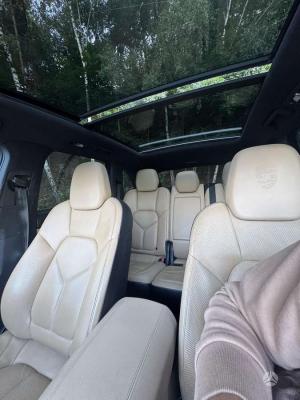 White Porsche Cayenne 2017 in Vilnius, with an engine capacity of 3.00 L and mileage of 164 thousand km for 26500 €, photo 12 on AUTOMOTO.COM.LV
