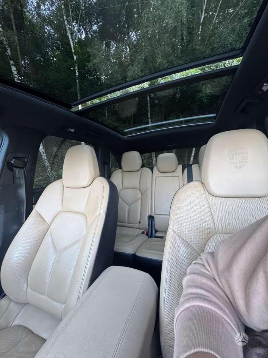 White Porsche Cayenne 2017 in Vilnius, with an engine capacity of 3.00 L and mileage of 164 thousand km for 26500 €, photo 12 on AUTOMOTO.COM.LV