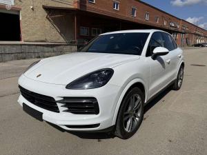 White Porsche Cayenne 2017 in Alytus, with an engine capacity of 2.89 L and mileage of 135 thousand km for 43000 €, photo  on AUTOMOTO.COM.LV