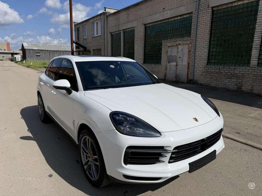 Balts Porsche Cayenne 2017 Alīta, ar dzinēja tilpumu 2.89 L un nobraukumu 135 tūkst. km par 43000 €, foto 5 vietnē AUTOMOTO.COM.LV