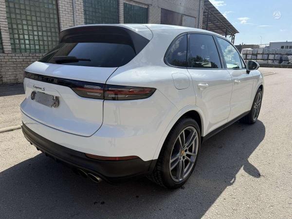 Balts Porsche Cayenne 2017 Alīta, ar dzinēja tilpumu 2.89 L un nobraukumu 135 tūkst. km par 43000 €, foto 7 vietnē AUTOMOTO.COM.LV