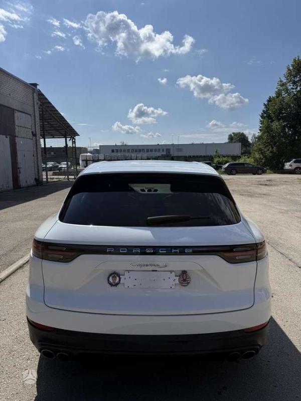 Balts Porsche Cayenne 2017 Alīta, ar dzinēja tilpumu 2.89 L un nobraukumu 135 tūkst. km par 43000 €, foto 8 vietnē AUTOMOTO.COM.LV