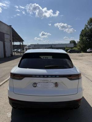 Balts Porsche Cayenne 2017 Alīta, ar dzinēja tilpumu 2.89 L un nobraukumu 135 tūkst. km par 43000 €, foto 8 vietnē AUTOMOTO.COM.LV
