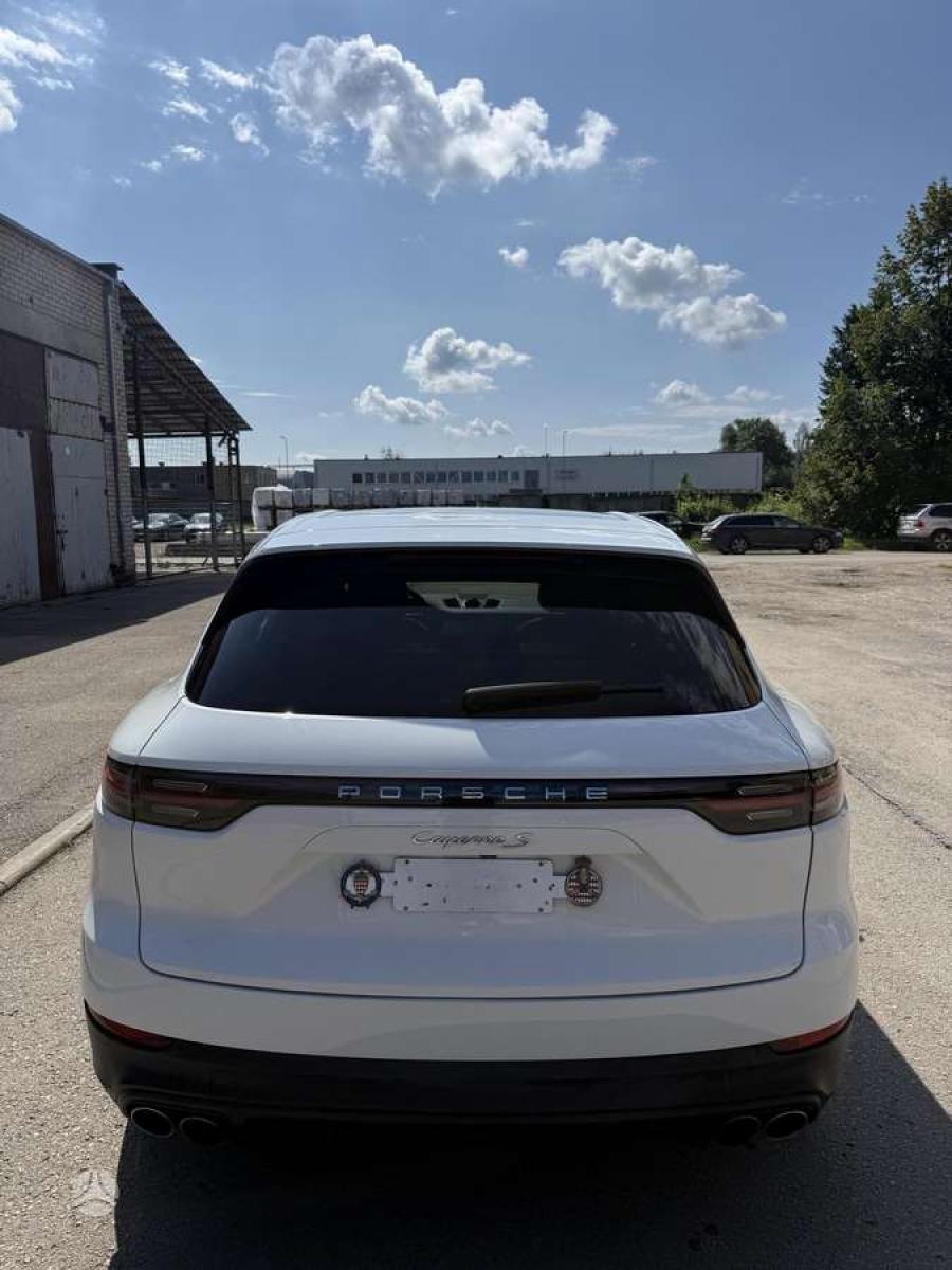 Balts Porsche Cayenne 2017 Alīta, ar dzinēja tilpumu 2.89 L un nobraukumu 135 tūkst. km par 43000 €, foto 8 vietnē AUTOMOTO.COM.LV