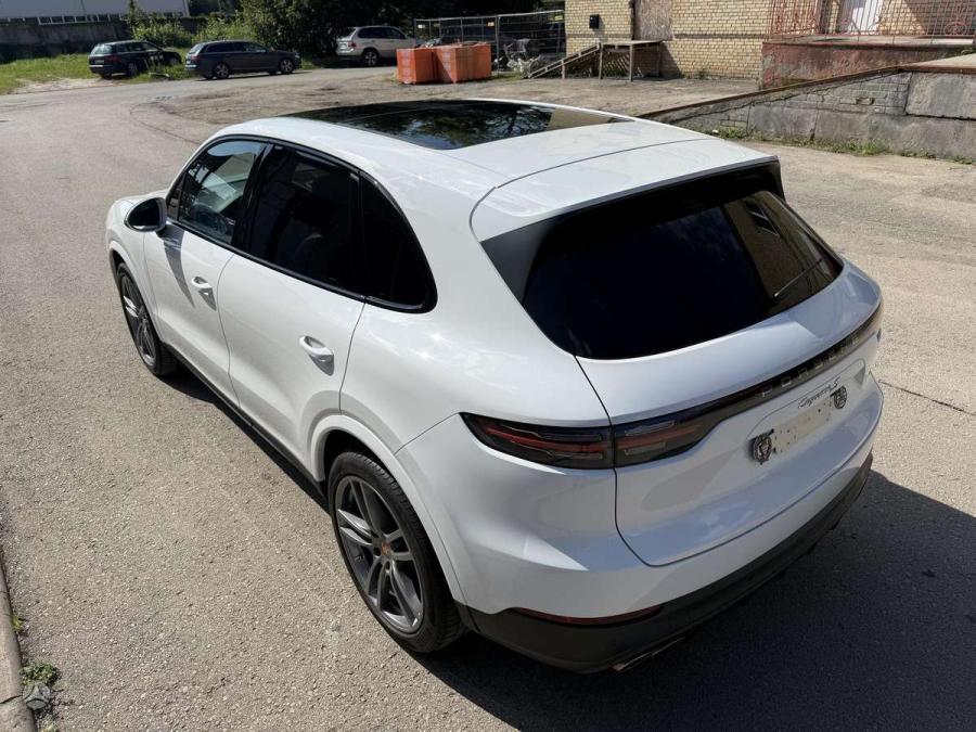 Balts Porsche Cayenne 2017 Alīta, ar dzinēja tilpumu 2.89 L un nobraukumu 135 tūkst. km par 43000 €, foto 9 vietnē AUTOMOTO.COM.LV