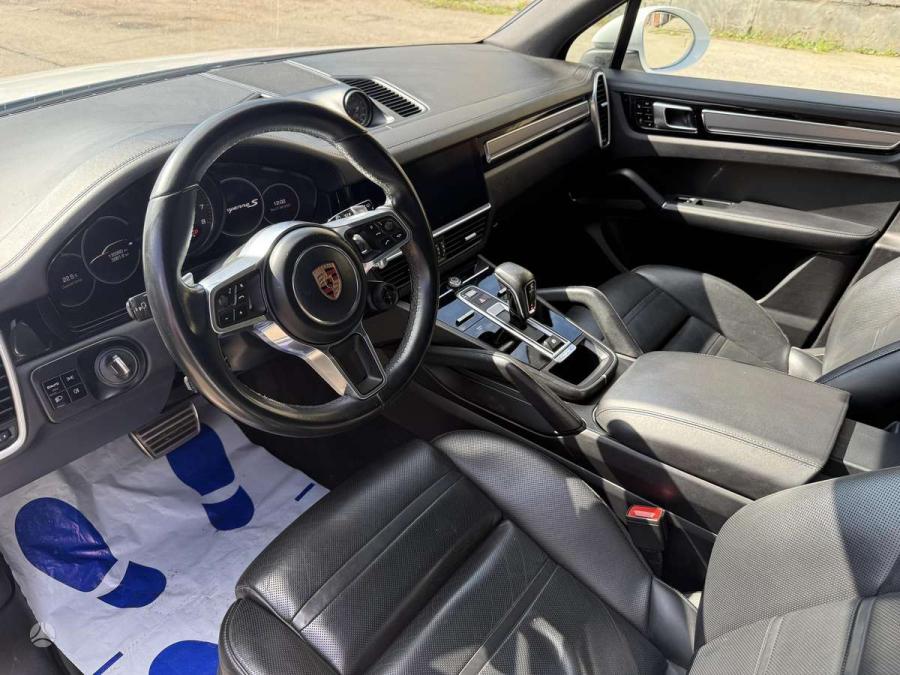 Balts Porsche Cayenne 2017 Alīta, ar dzinēja tilpumu 2.89 L un nobraukumu 135 tūkst. km par 43000 €, foto 13 vietnē AUTOMOTO.COM.LV