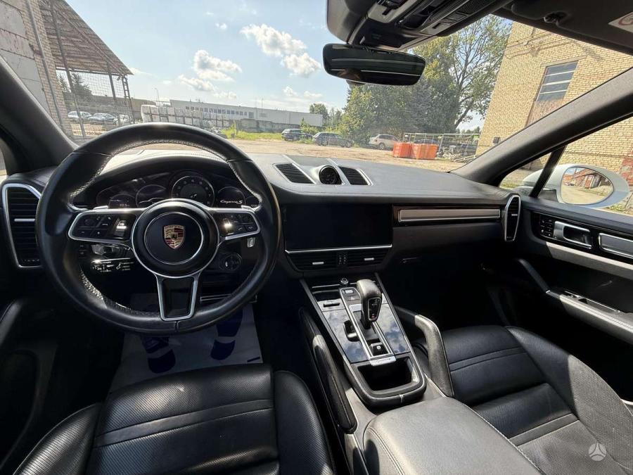 Balts Porsche Cayenne 2017 Alīta, ar dzinēja tilpumu 2.89 L un nobraukumu 135 tūkst. km par 43000 €, foto 15 vietnē AUTOMOTO.COM.LV