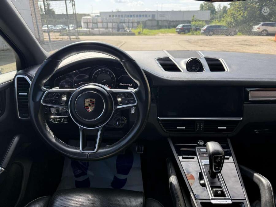 Balts Porsche Cayenne 2017 Alīta, ar dzinēja tilpumu 2.89 L un nobraukumu 135 tūkst. km par 43000 €, foto 16 vietnē AUTOMOTO.COM.LV